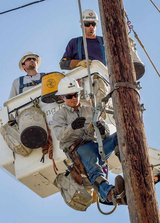 SMUD Crew Fixes Faulty Line Switch