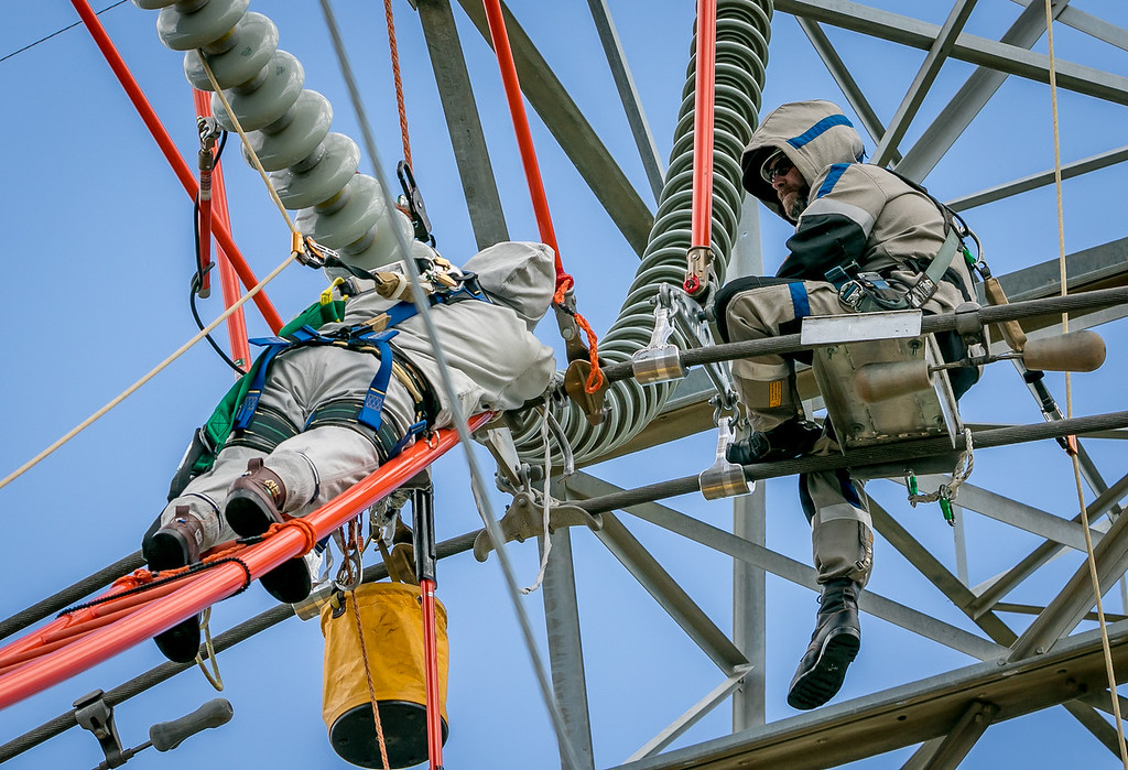 Hands on a Hot Line: Local 1245 members get trained in barehand procedure