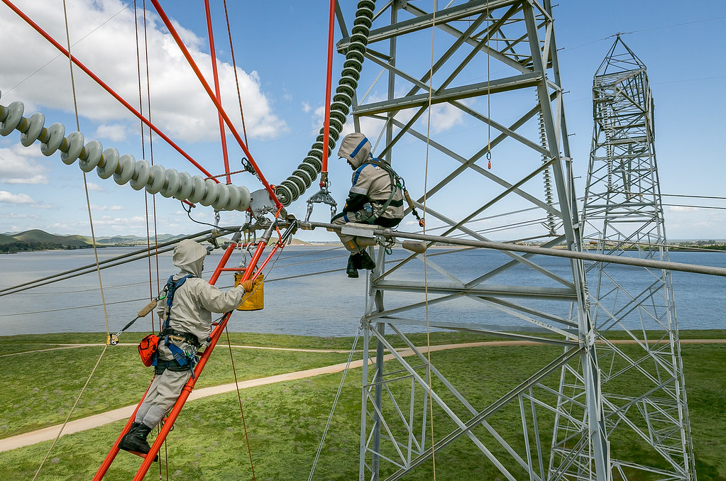 Hands on a Hot Line: Local 1245 members get trained in barehand procedure